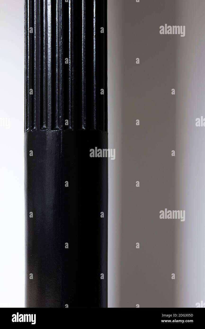 Black column hi-res stock photography and images - Alamy