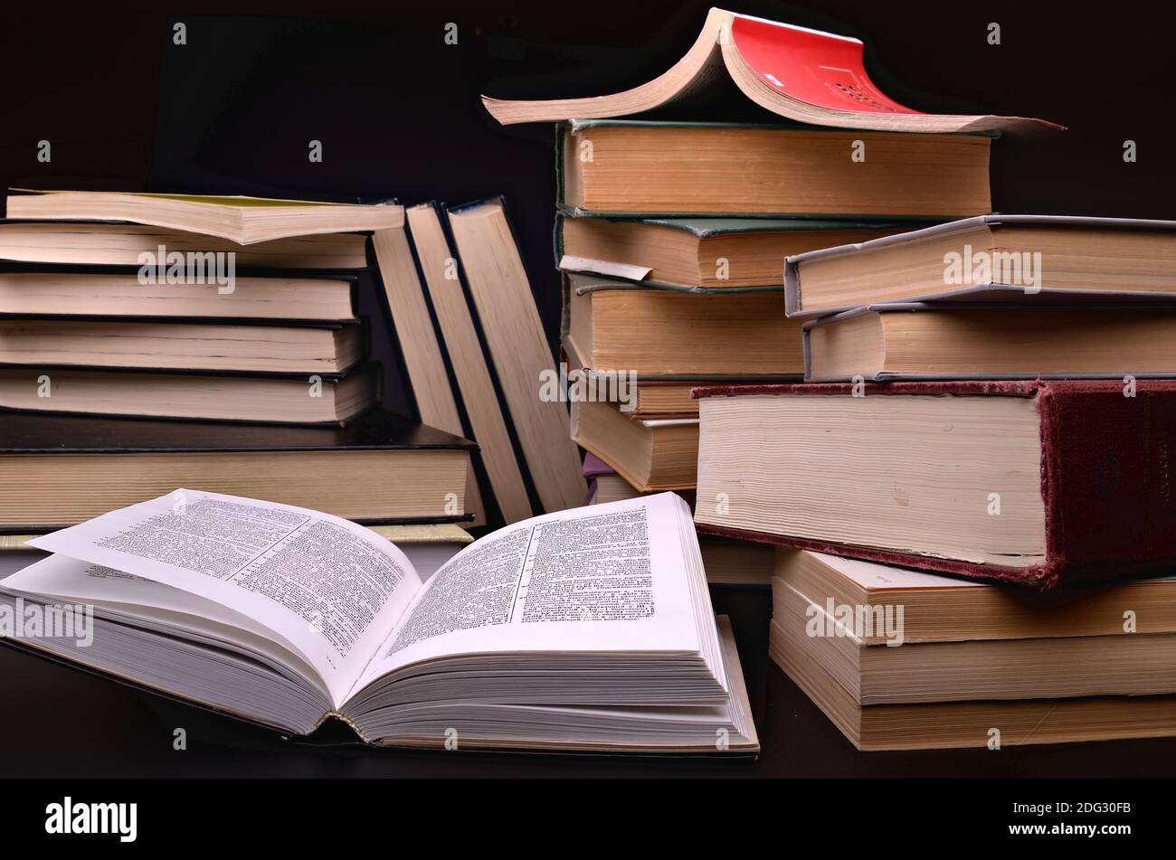 Large open book hi-res stock photography and images - Alamy