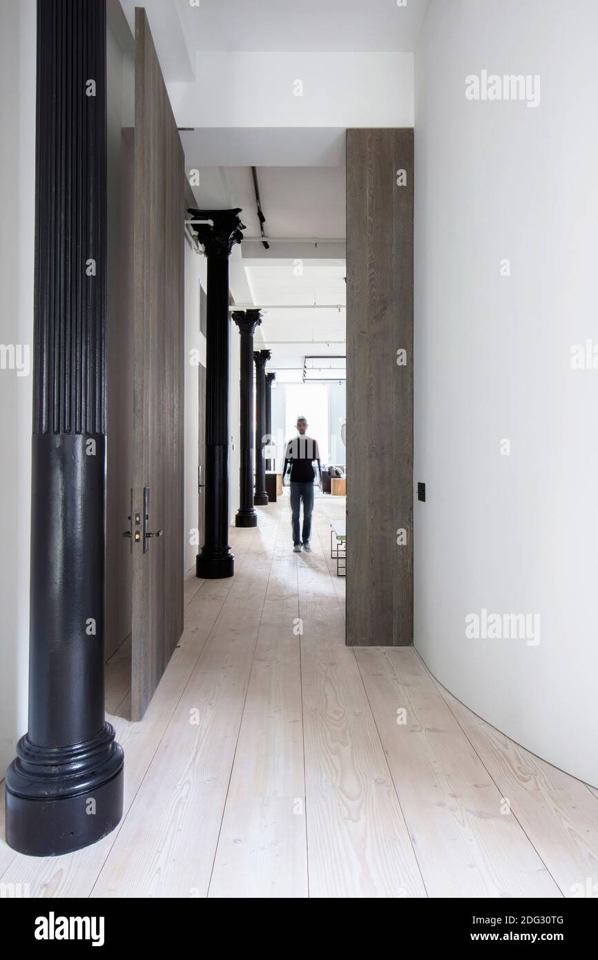 Black columns hi-res stock photography and images - Alamy