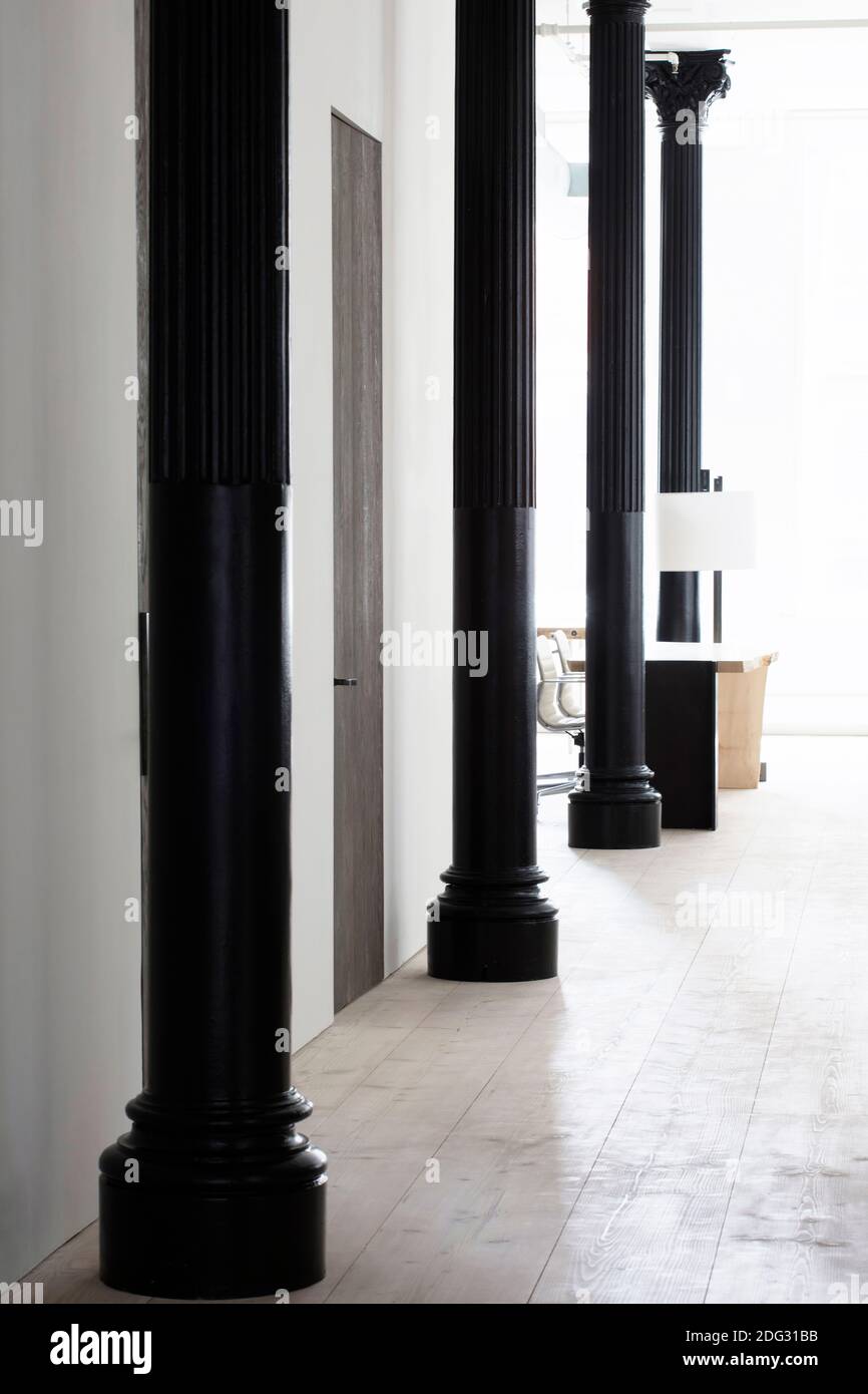 Black columns hi-res stock photography and images - Alamy