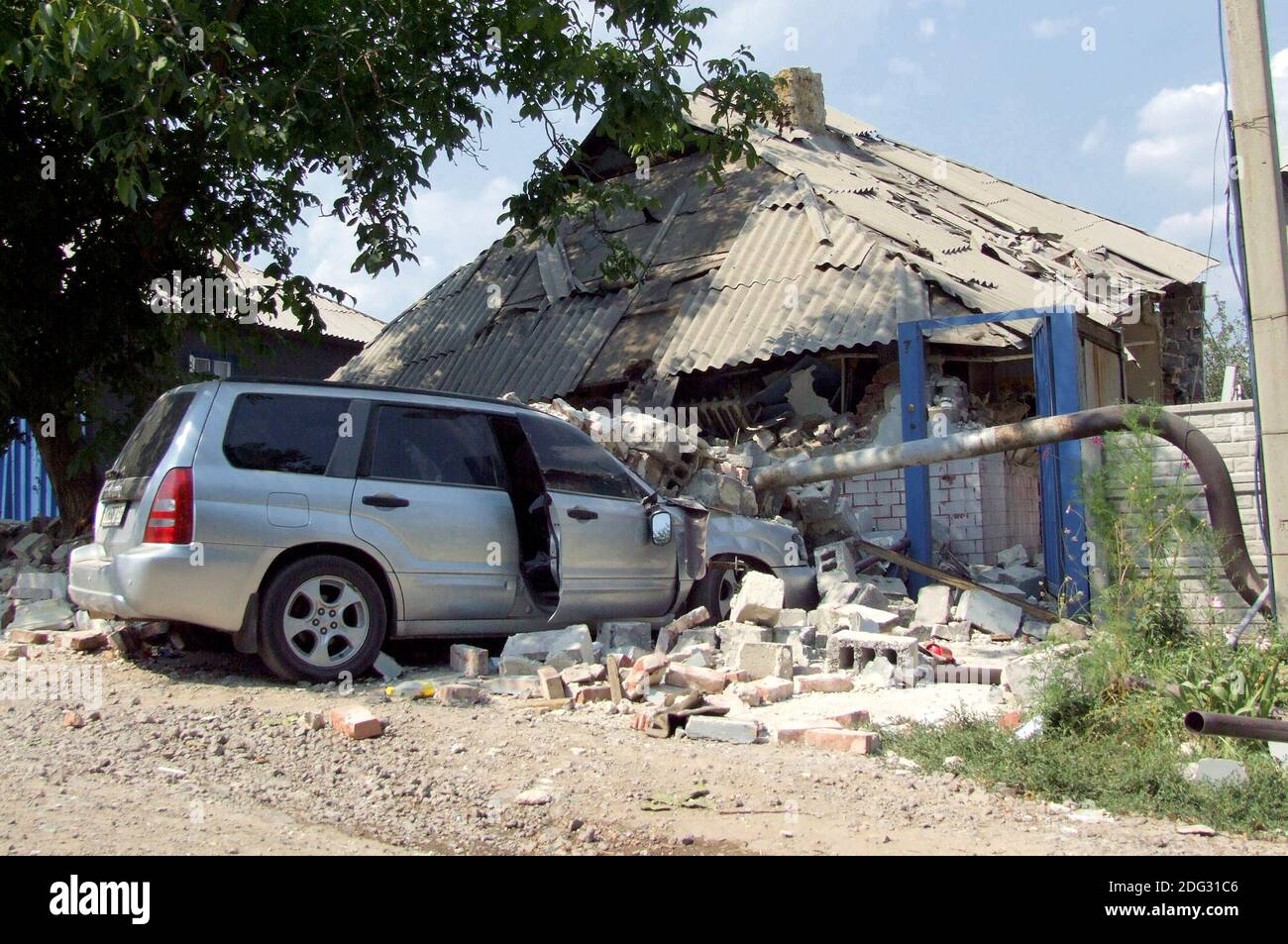 Car hitting wall hi-res stock photography and images - Alamy