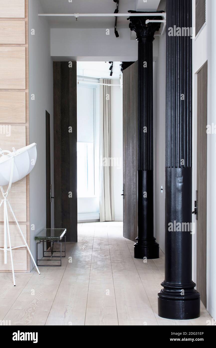 Black columns hi-res stock photography and images - Alamy