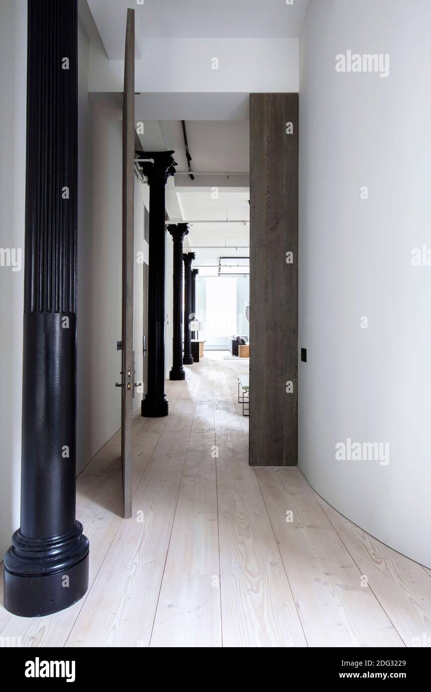 Black columns hi-res stock photography and images - Alamy