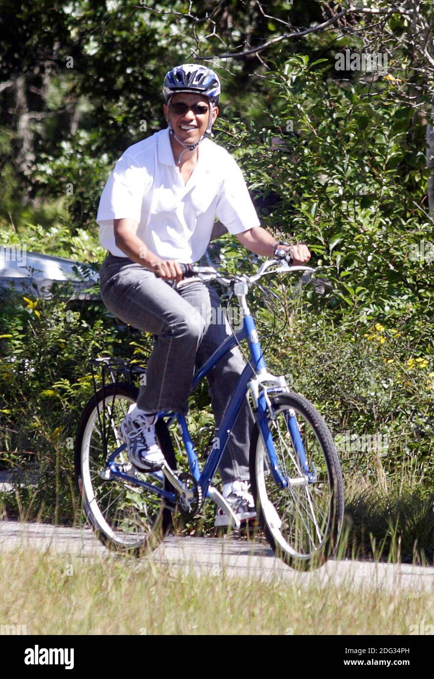 Michelle and barack obama bike hi-res stock photography and images - Alamy