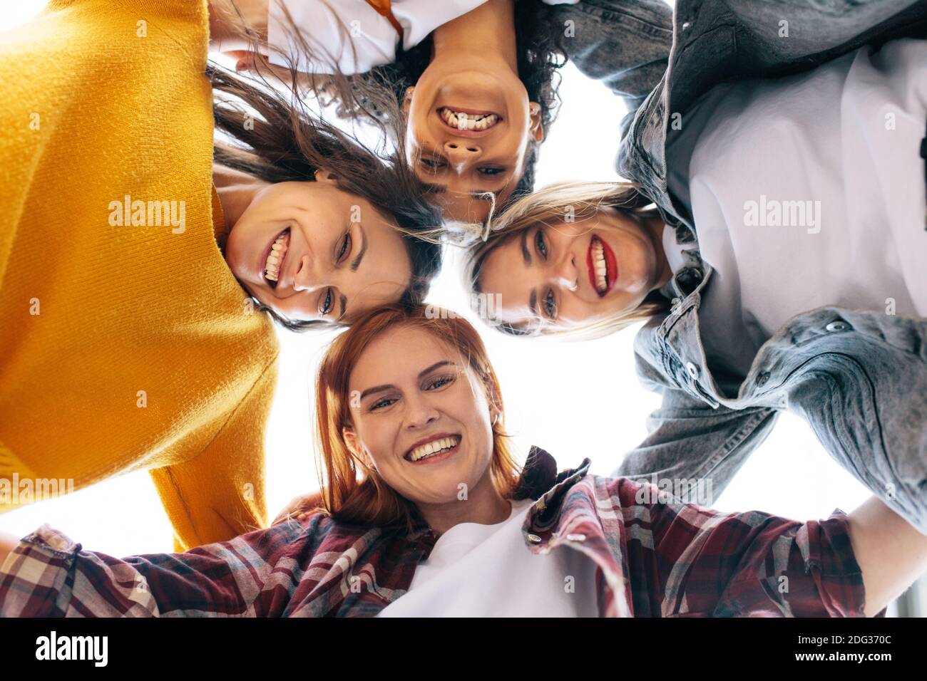 Girls in huddle looking at camera hi-res stock photography and images ...