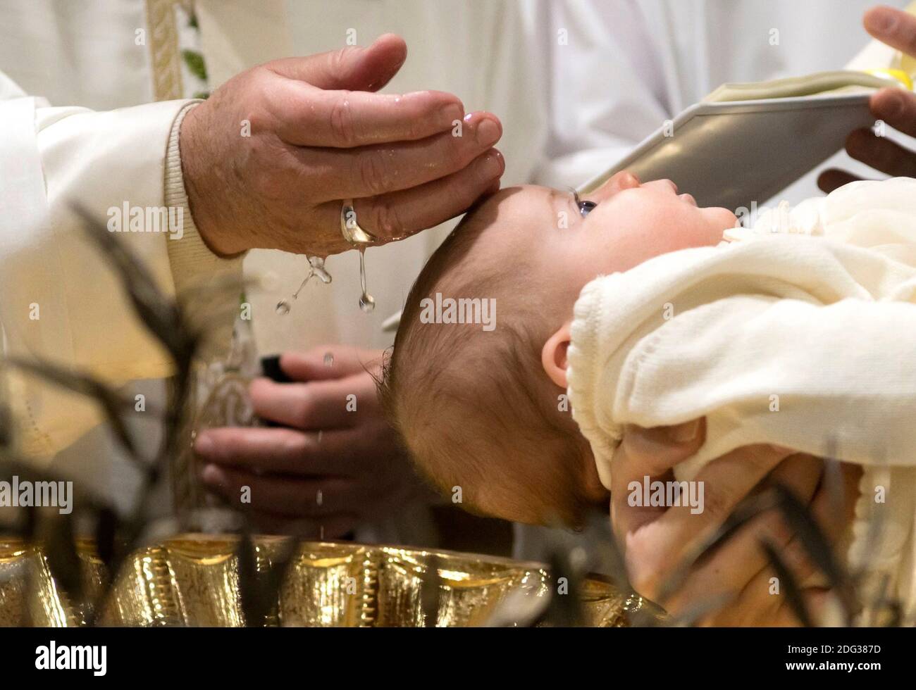 Pope Francis baptised 28 babies during Mass in the Sistine chapel at ...