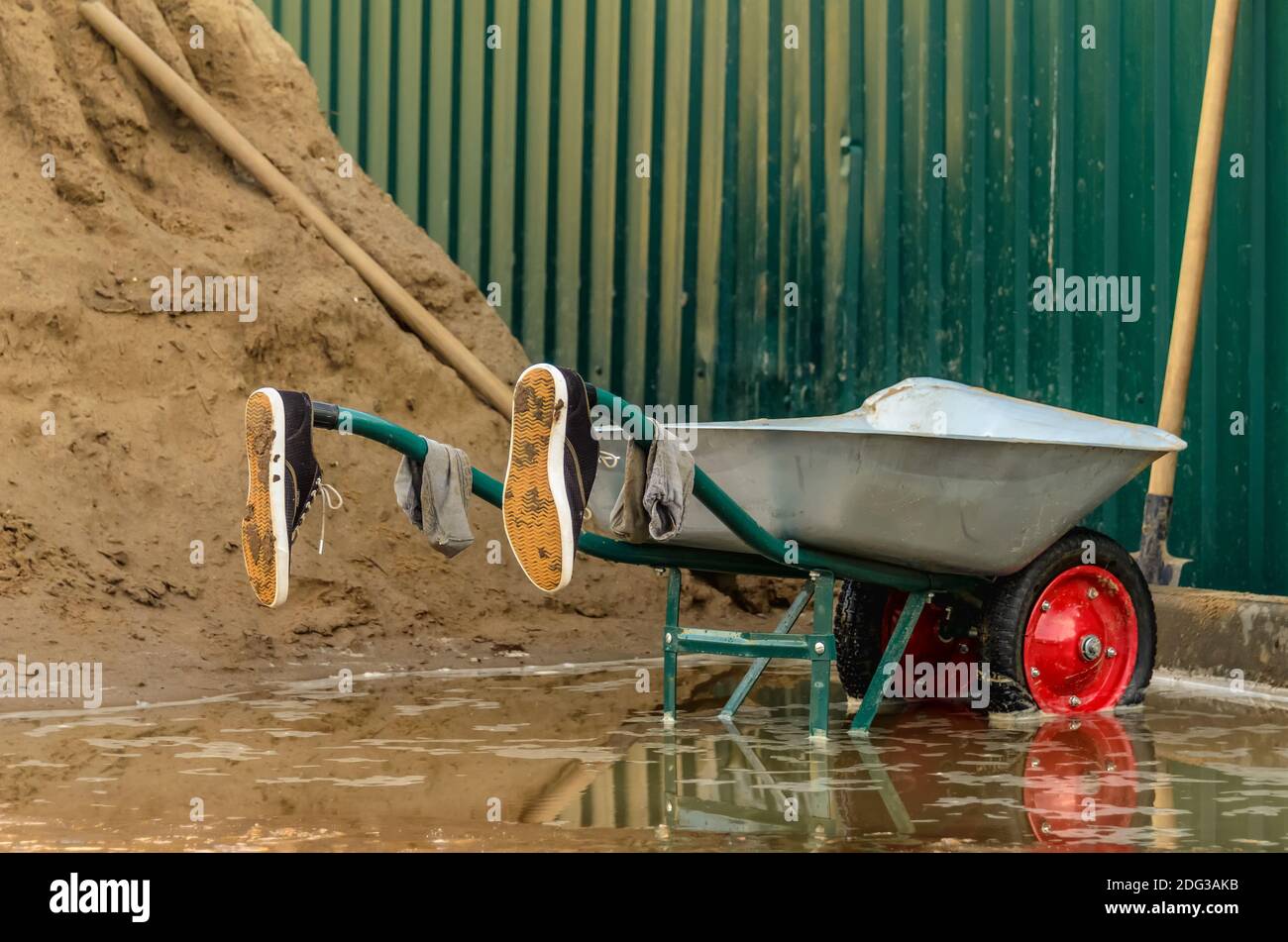 Construction wheelbarrows hi-res stock photography and images - Alamy