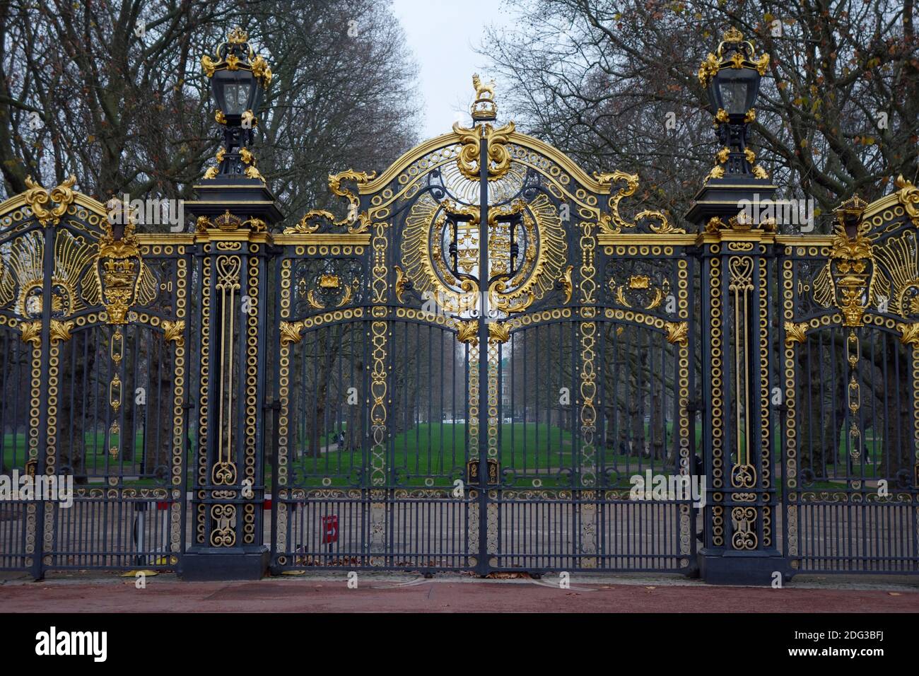 At the grand entrance of buckingham palace hi-res stock photography and ...