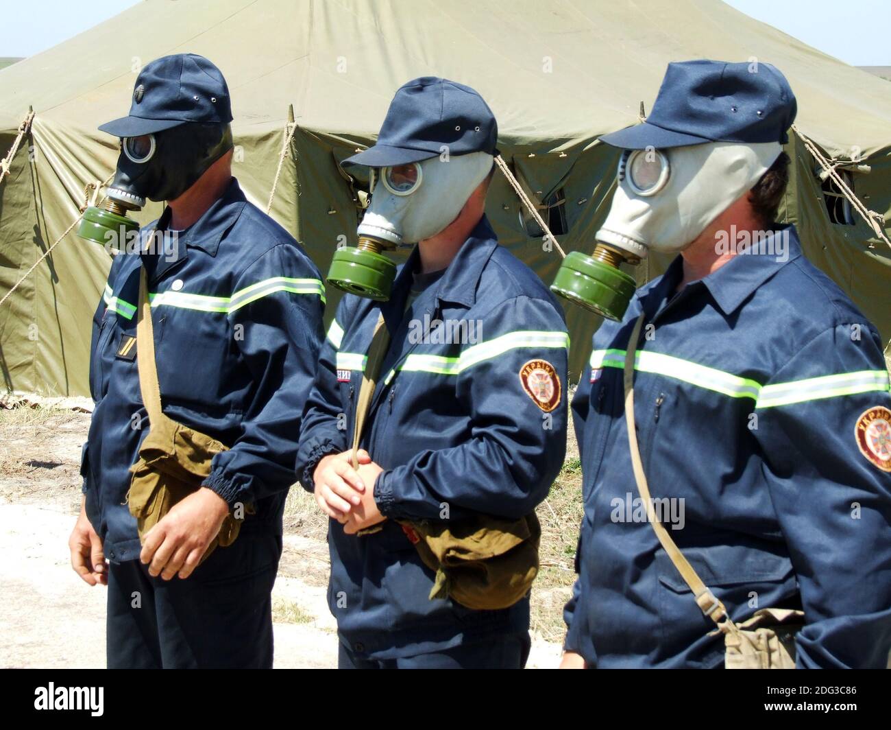 Fireman wearing a gas mask Stock Photo - Alamy