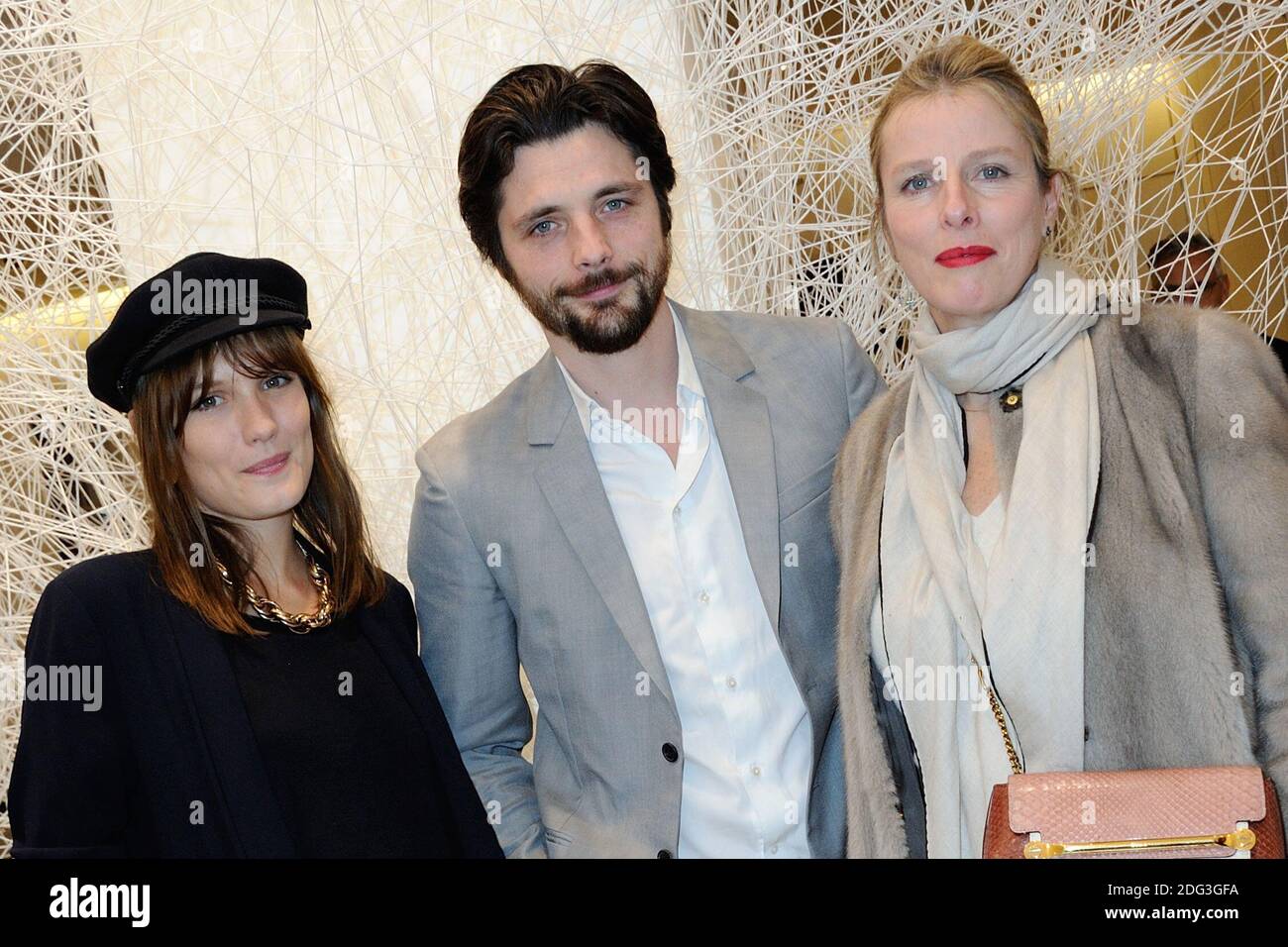 Ana Girardot, Raphael Personnaz et Karin Viard assistent au Vernissage ...