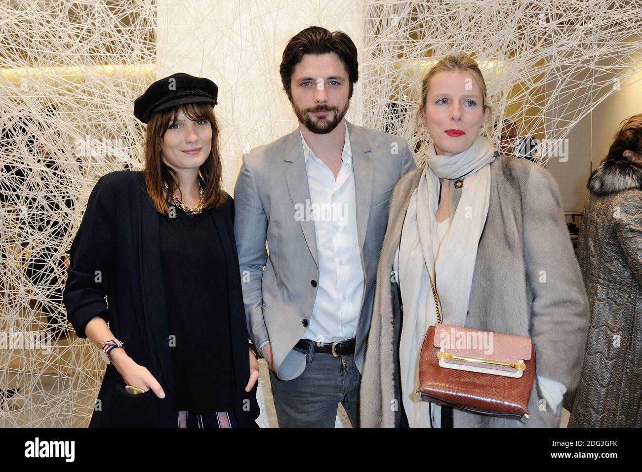 Ana Girardot, Raphael Personnaz et Karin Viard assistent au Vernissage ...