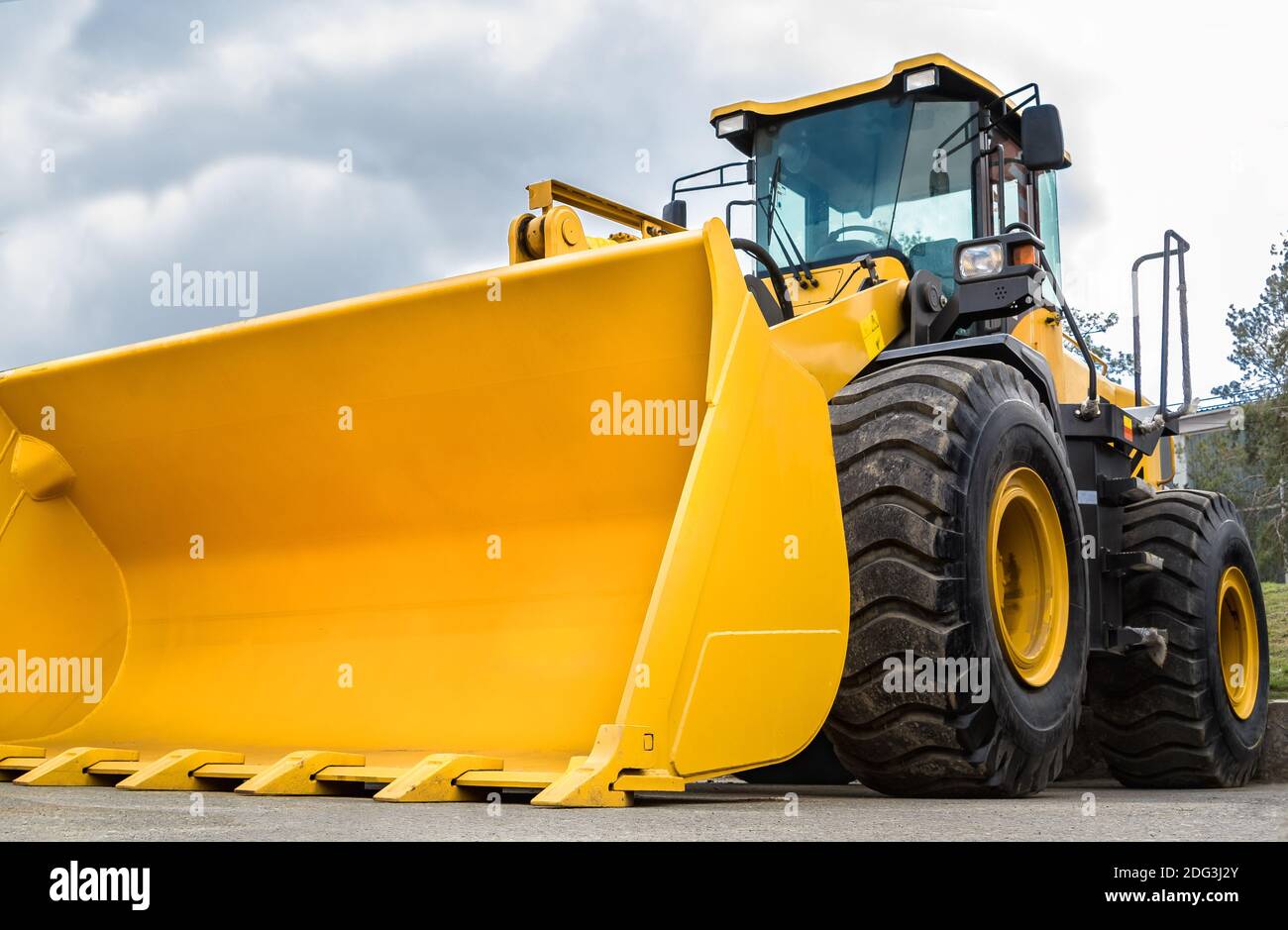 Wheeled earthmover bucket hi-res stock photography and images - Alamy