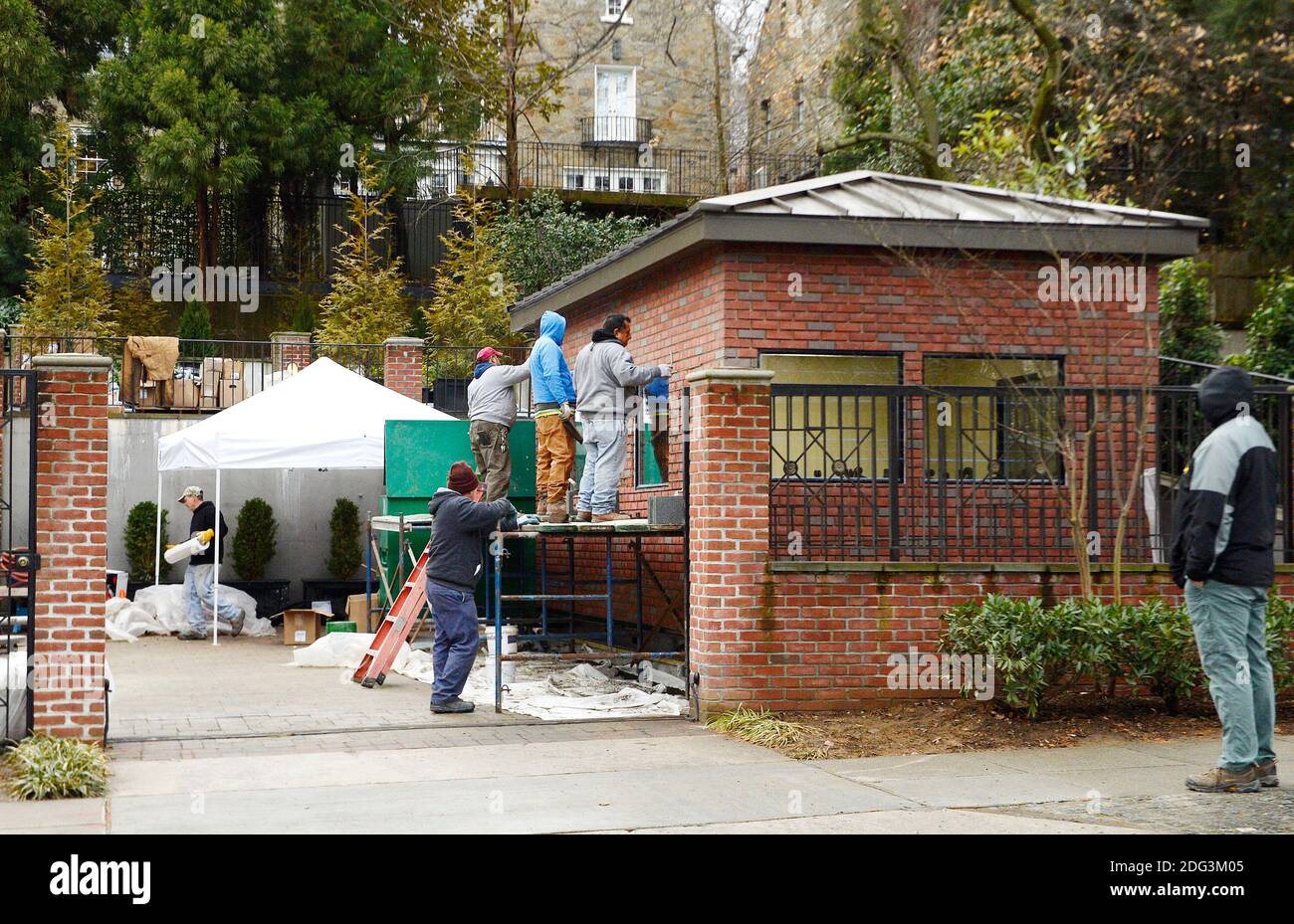 Workers are seen working on President Barack Obama 's home in ...