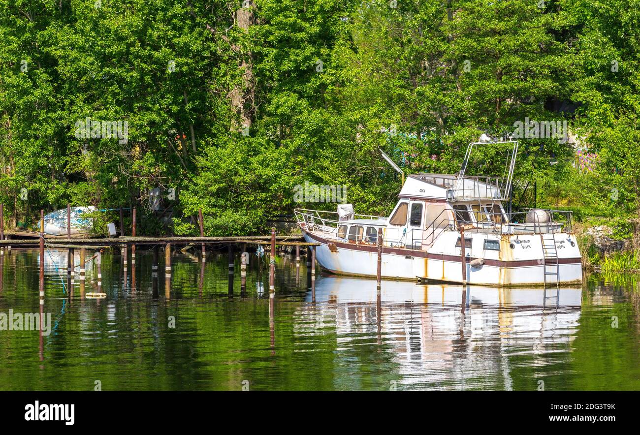 Rusty motor yacht Stock Photo - Alamy