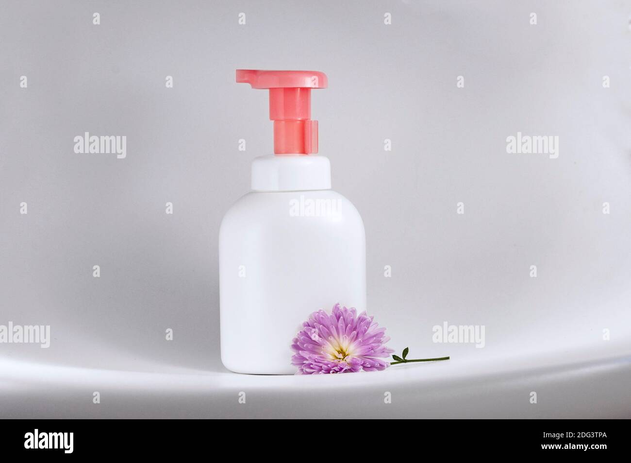 Unbranded shampoo bottle hi-res stock photography and images - Alamy