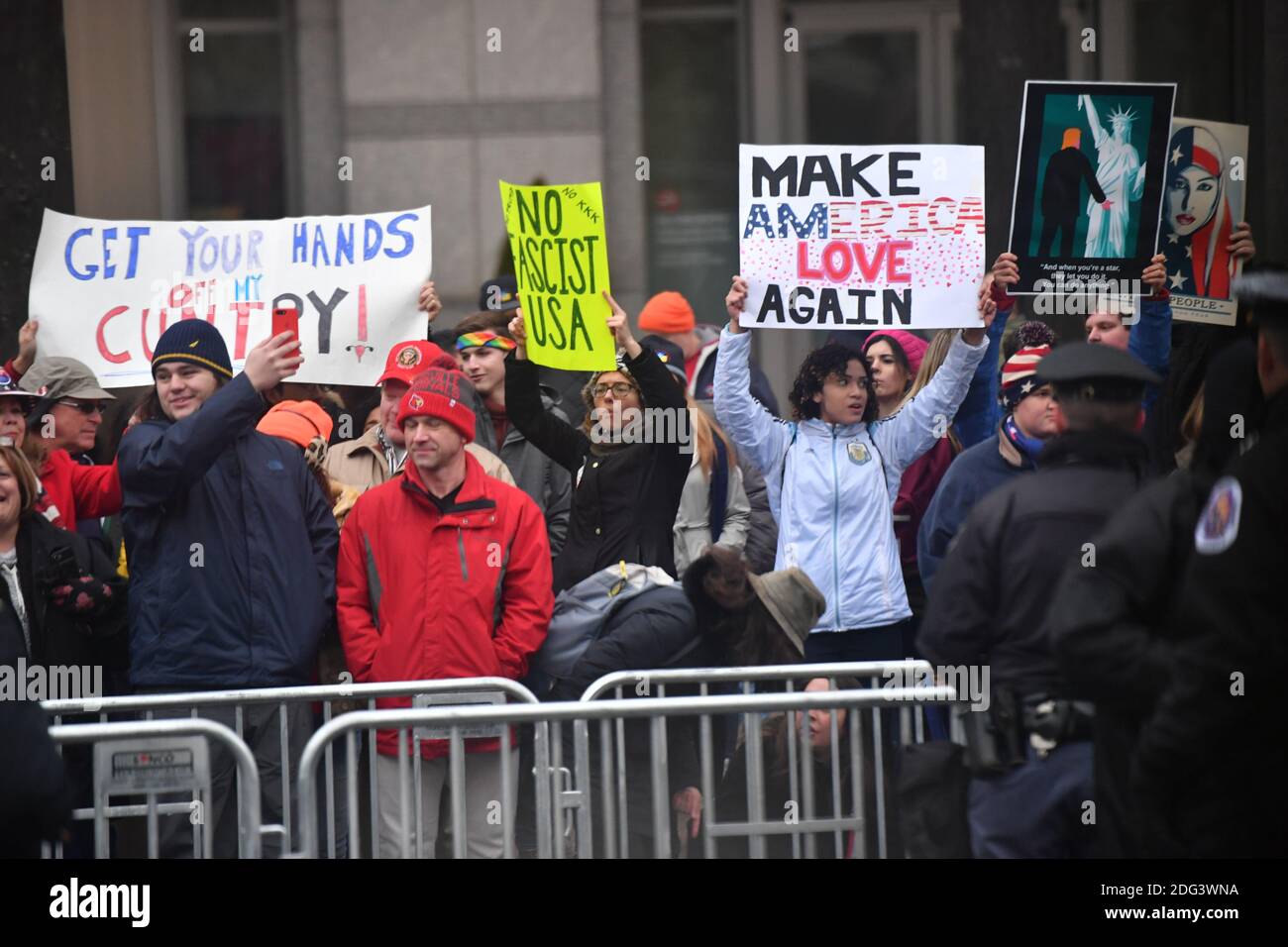 President Barack Obama's motorcade passes demonstrators along the route ...