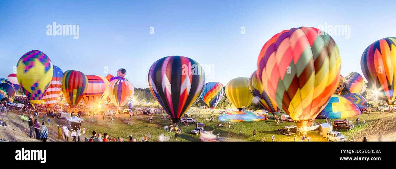 Night flight of air balloons hi-res stock photography and images - Alamy