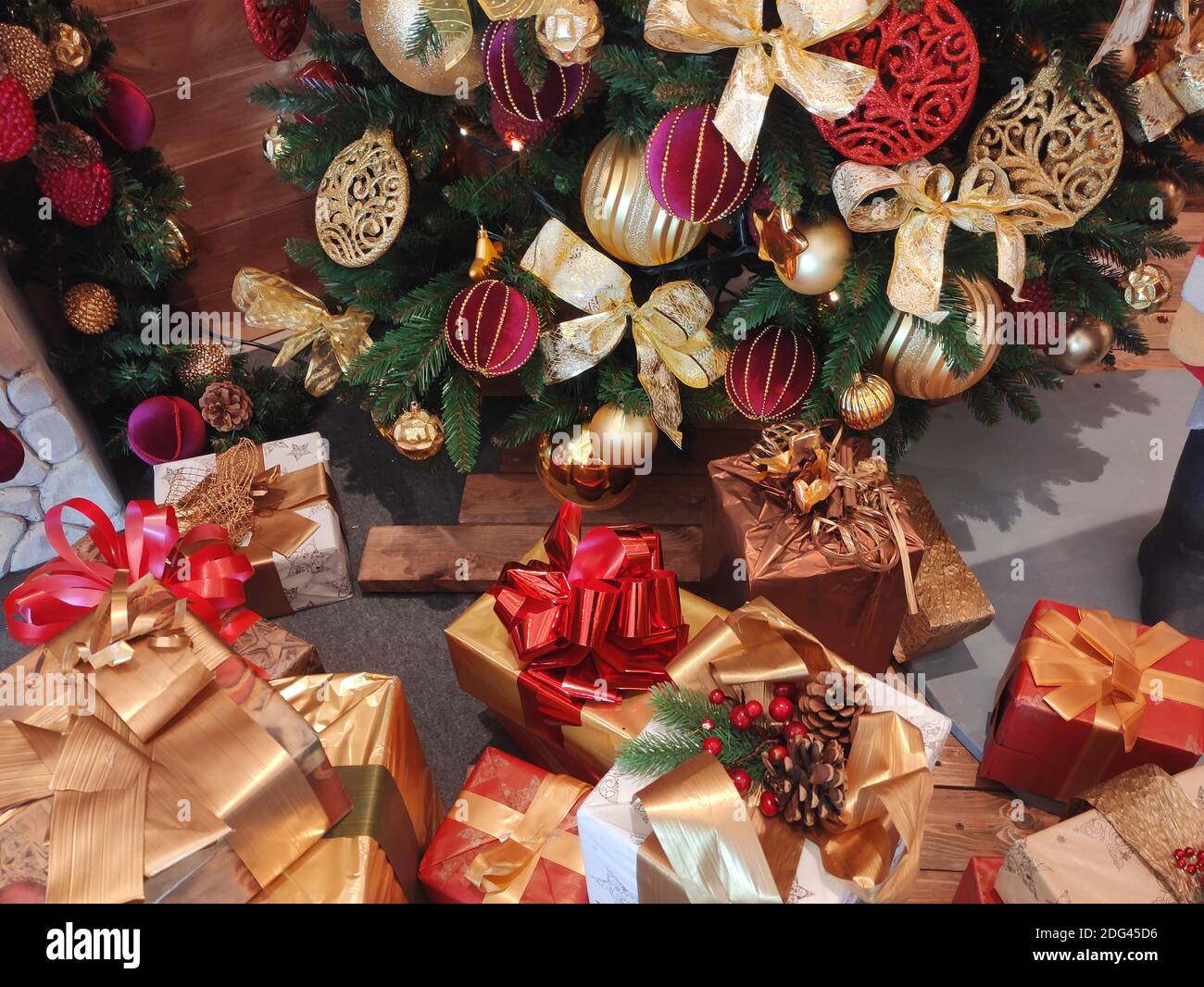Bright present boxes under a decorated Christmas tree Stock Photo - Alamy