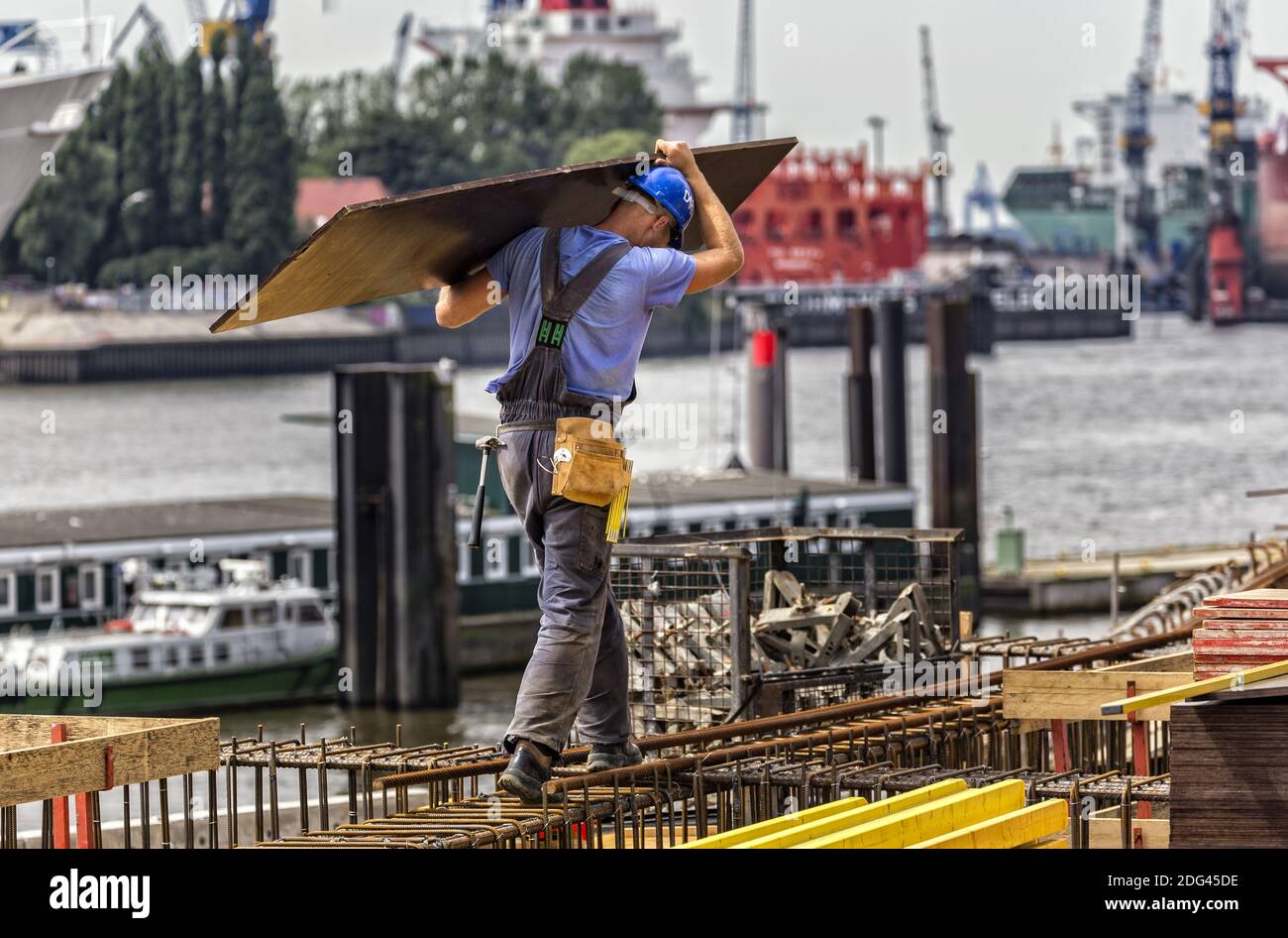 Elbe shipyard hi-res stock photography and images - Alamy