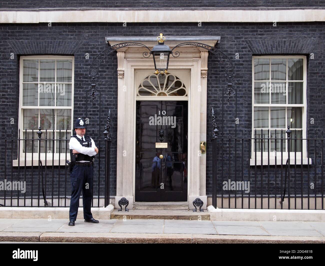 Black police officer uk hi-res stock photography and images - Alamy