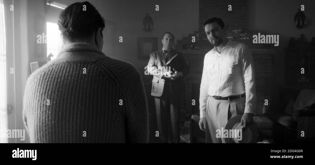 MANK, from left: Gary Oldman as Herman Mankiewicz (back to camera), Sam ...