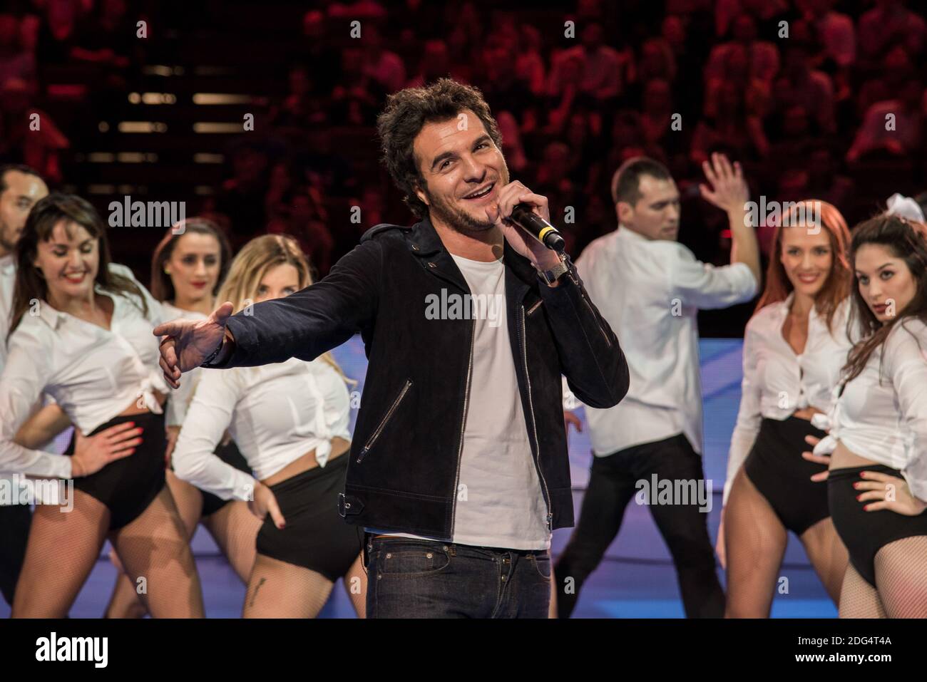 Amir sur scene avec ses danseurs lors du Hand Star Game, un gala ...