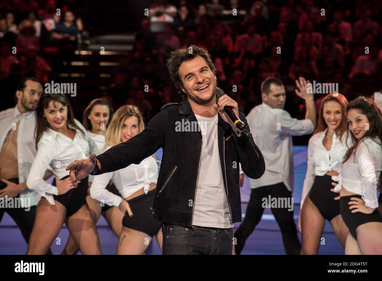 Amir sur scene avec ses danseurs lors du Hand Star Game, un gala ...