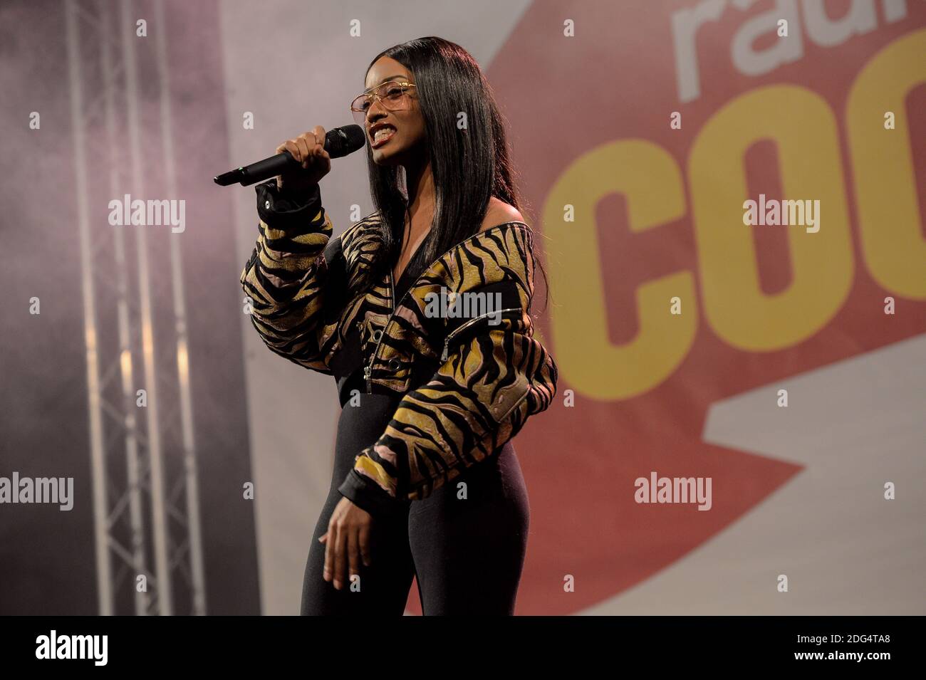 Shay during a concert for 1000th radio program Equipe De Nuit of Radio ...