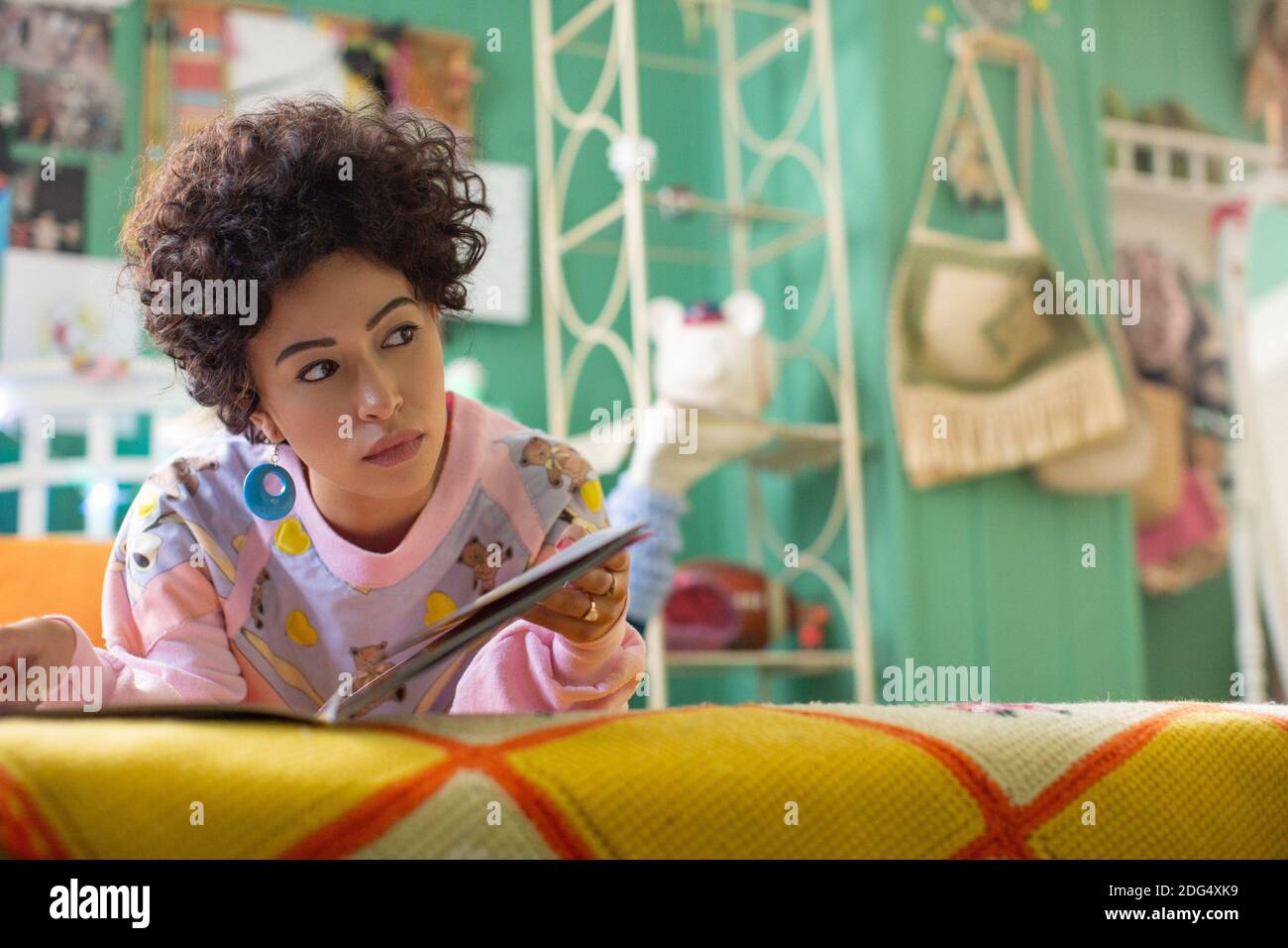 SELENA: THE SERIES, Christian Serratos as Selena Quintanilla, Dame Un ...