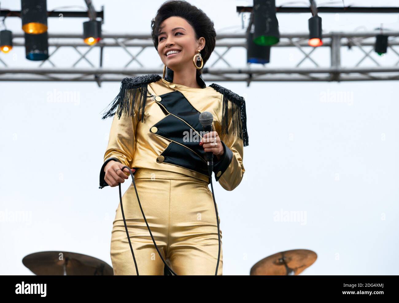 SELENA: THE SERIES, Christian Serratos as Selena Quintanilla, Dame Un ...