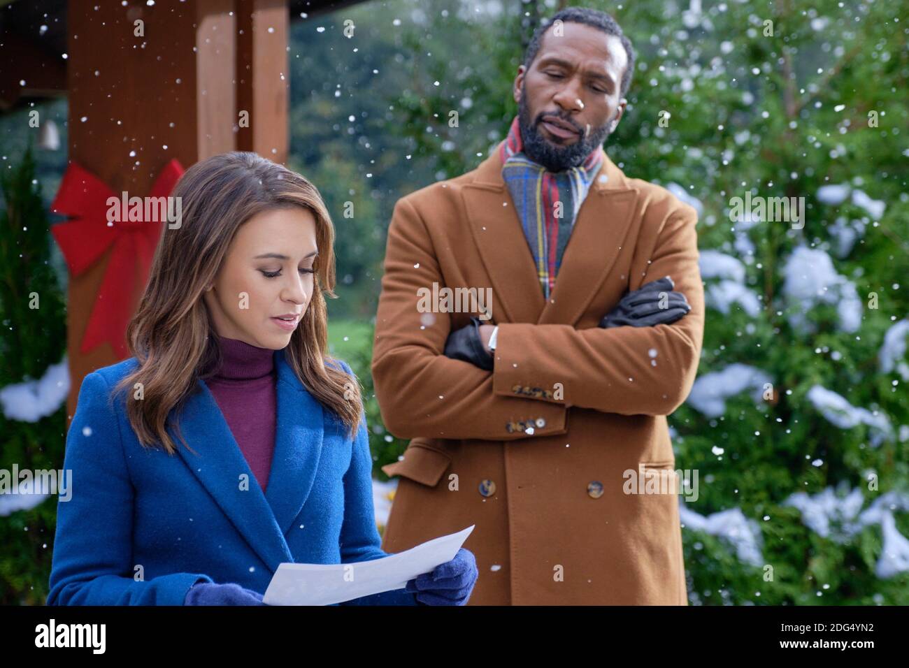 TIME FOR US TO COME HOME FOR CHRISTMAS, from left: Lacey Chabert, Leon ...