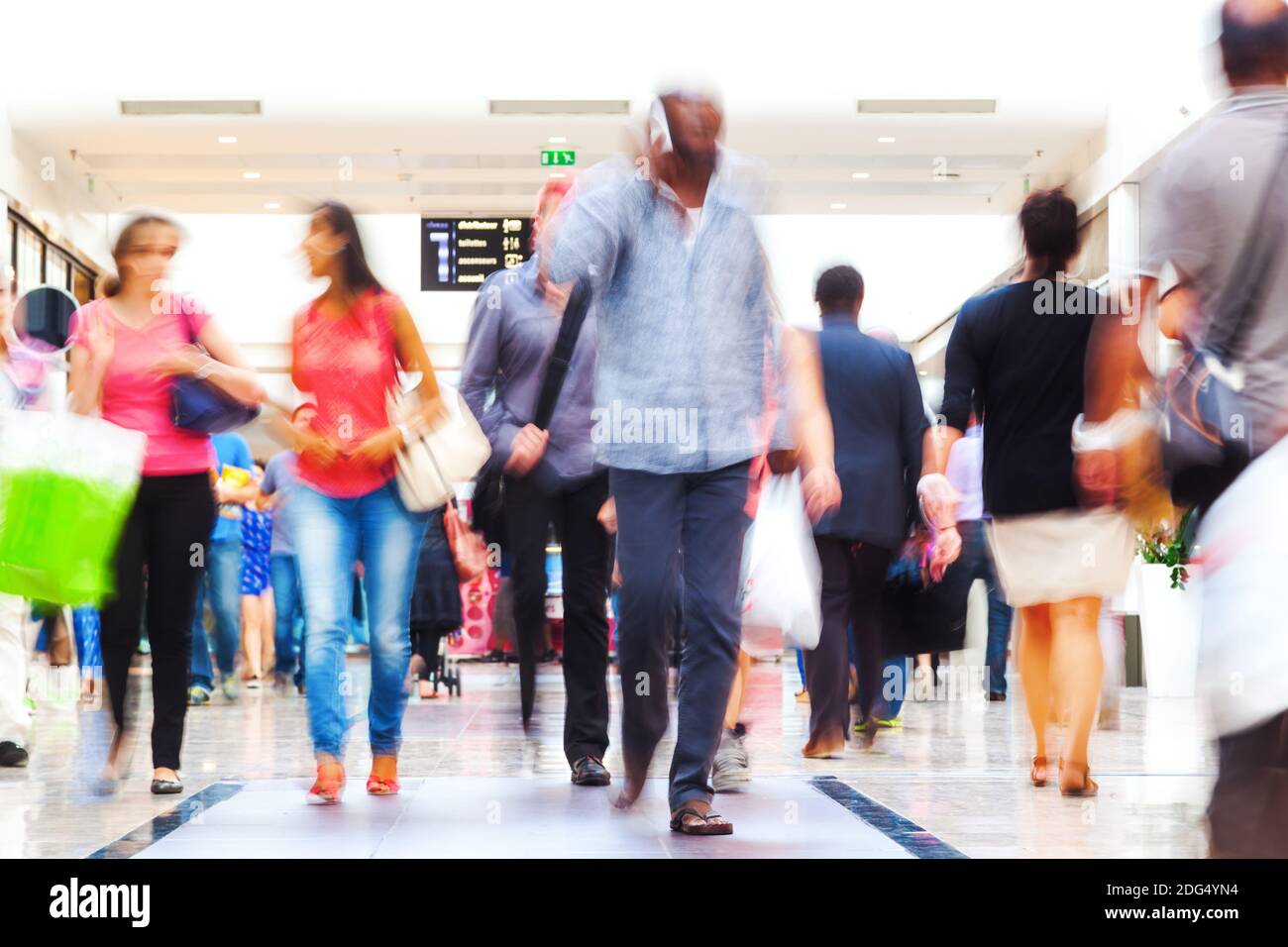 Shopping crowd hi-res stock photography and images - Alamy