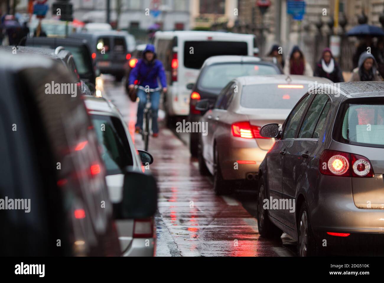 Traffic in rainy day hi-res stock photography and images - Alamy
