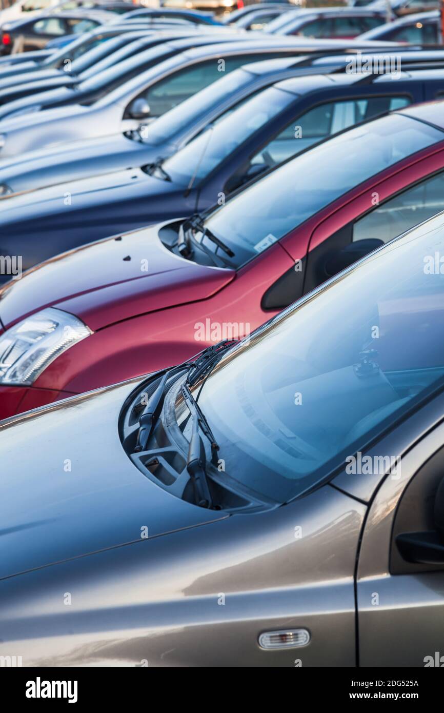 Row of cars hi-res stock photography and images - Alamy