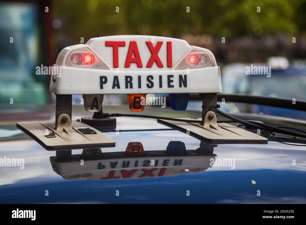 Paris taxi sign hi-res stock photography and images - Alamy