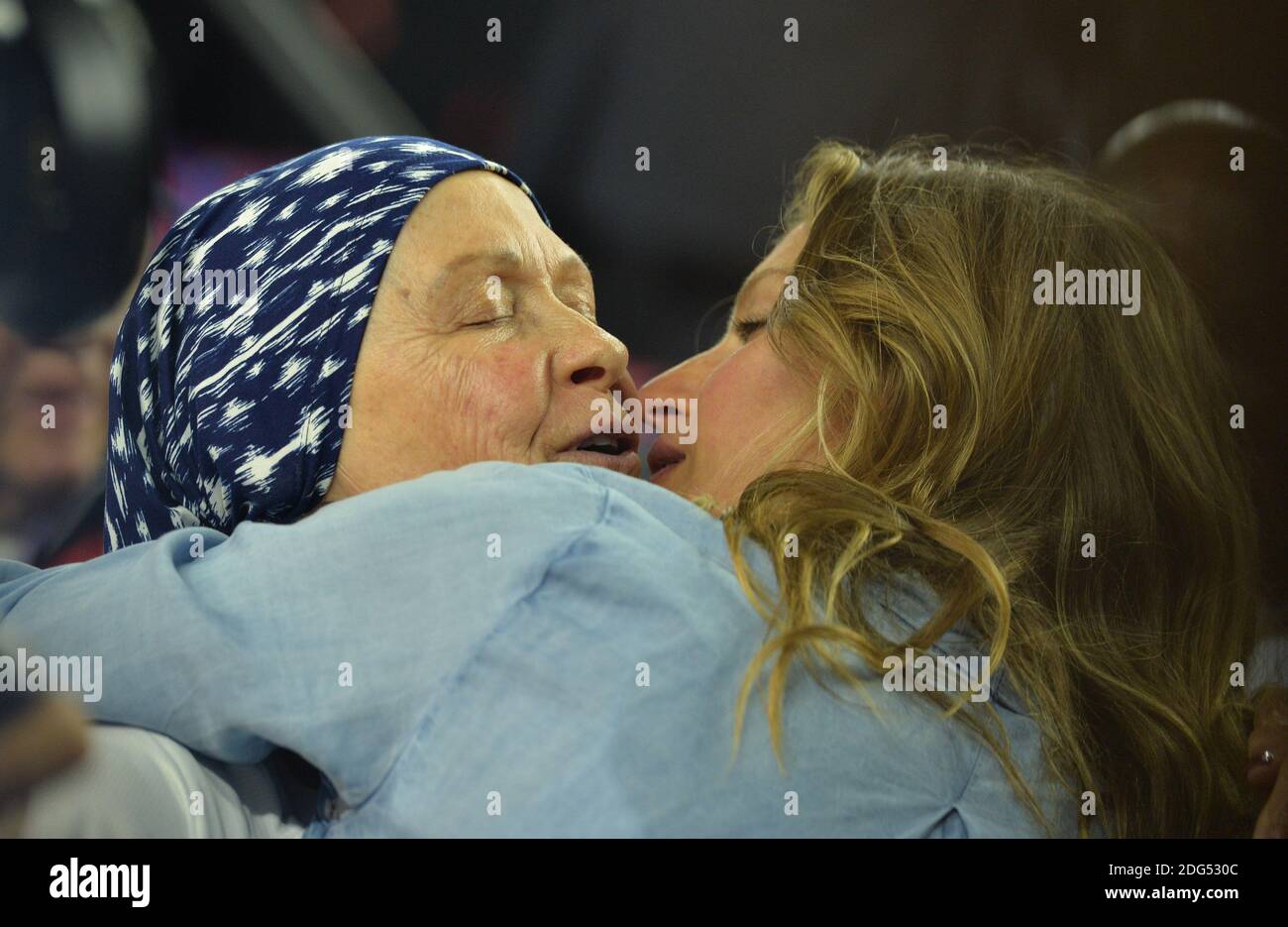 Tom Brady's mother Galynn Patricia Brady kisses Gisele Bundchen at ...