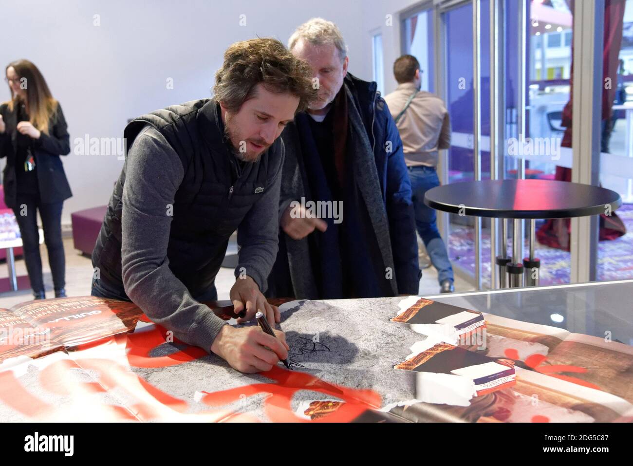 Guillaume Canet dedicacant des affiches de son film. Guillaume Canet et ...