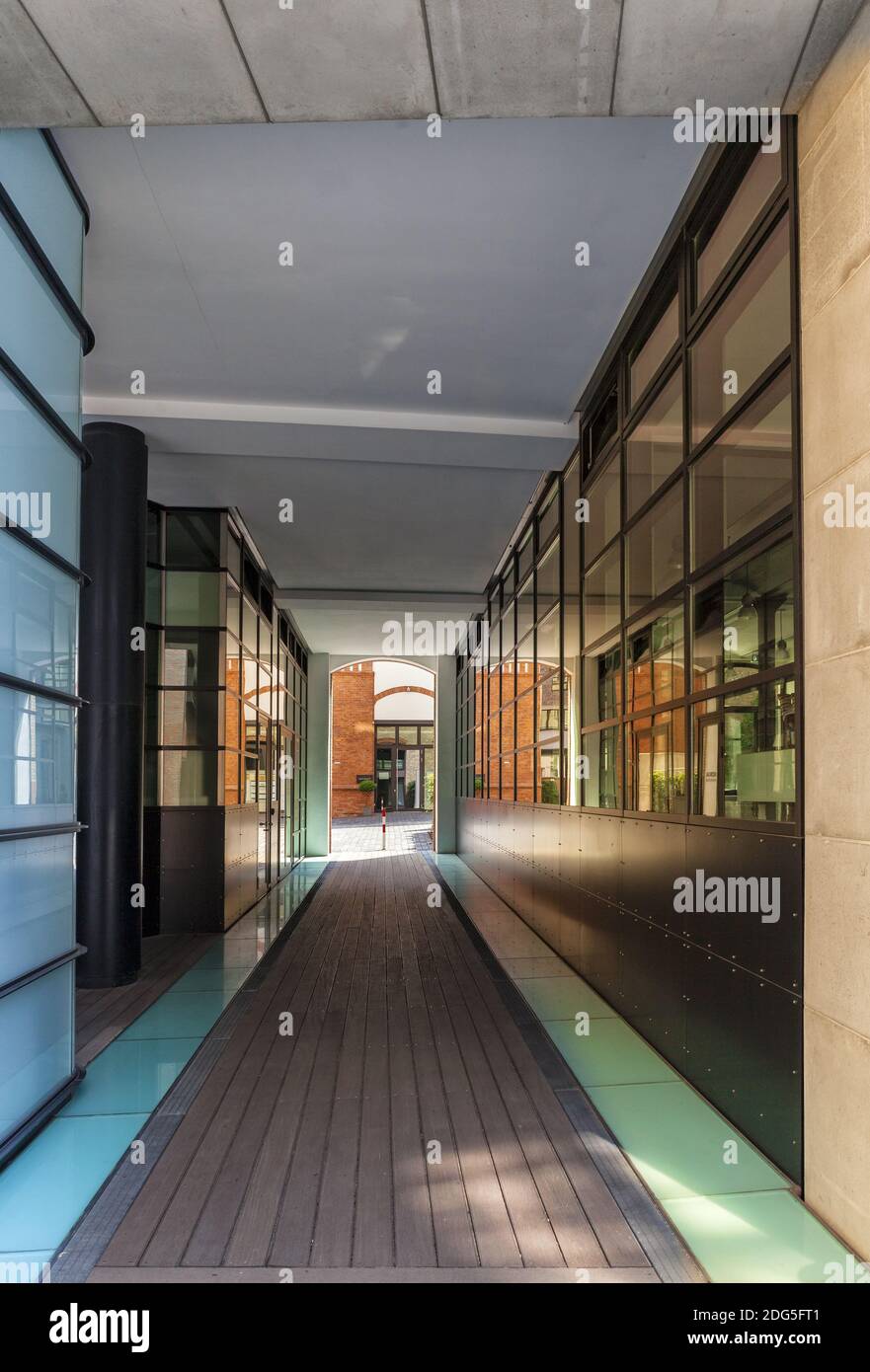 Modern gateway hi-res stock photography and images - Alamy