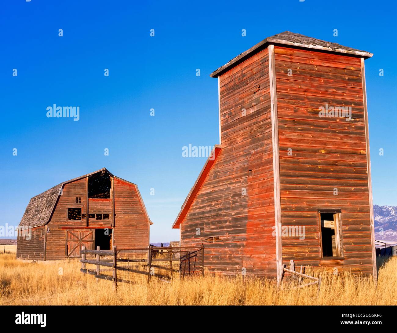 Old barn farm grain bin hi-res stock photography and images - Alamy