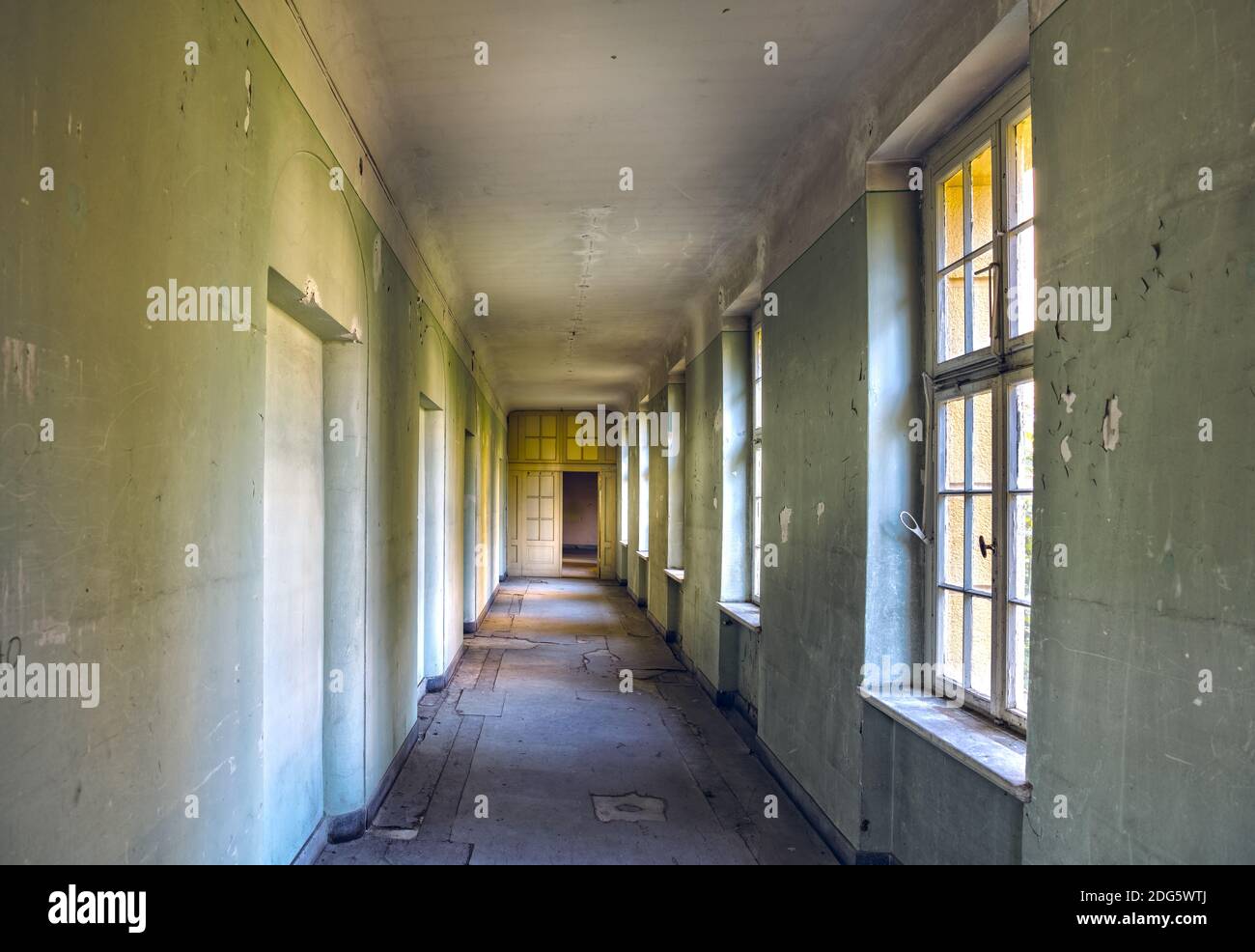 Long corridor hi-res stock photography and images - Alamy