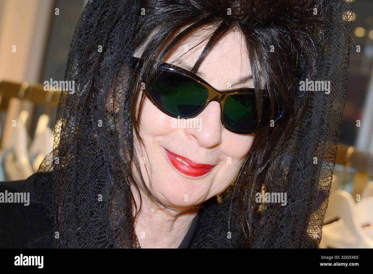 Diane Pernet assiste au lancement et signatures du numero anniversaire ...