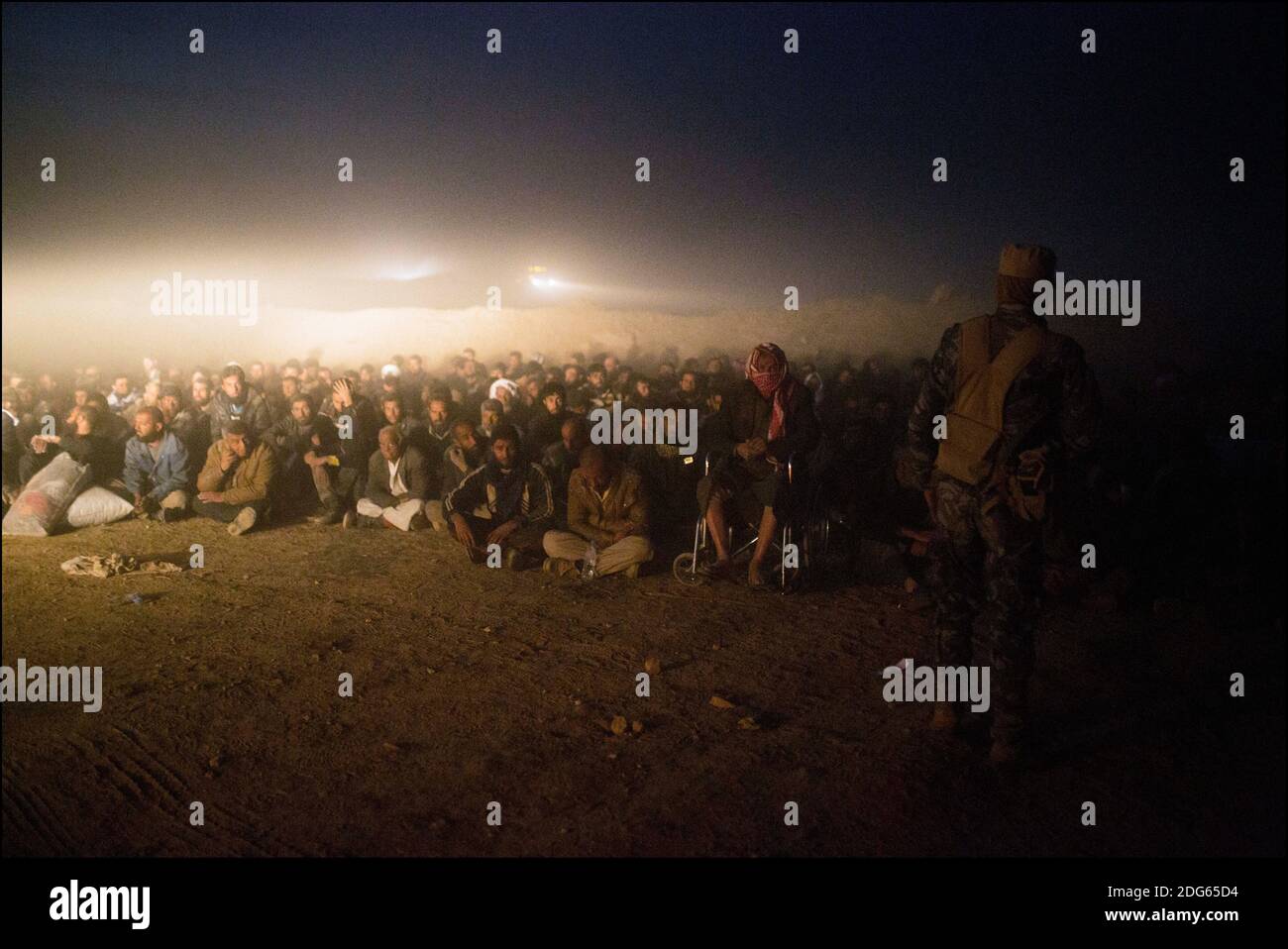 Refugees fleeing fighting in iraqi hi-res stock photography and images ...
