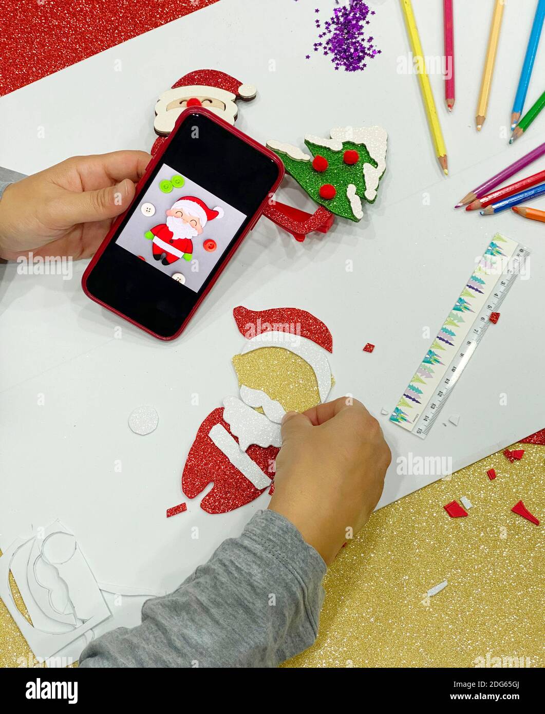Doing crafts hi-res stock photography and images - Alamy