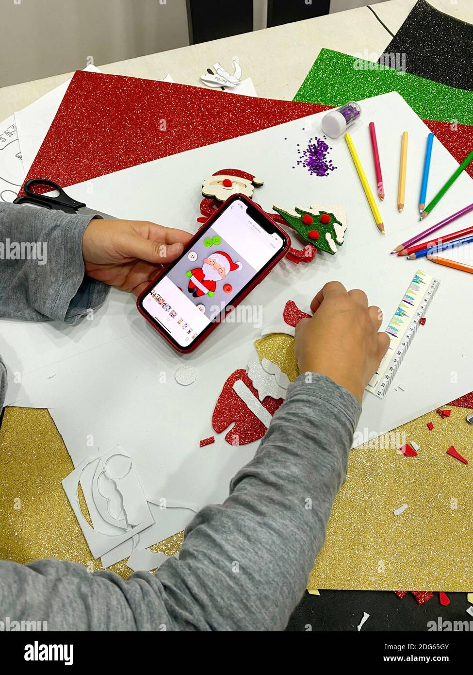 Doing crafts hi-res stock photography and images - Alamy