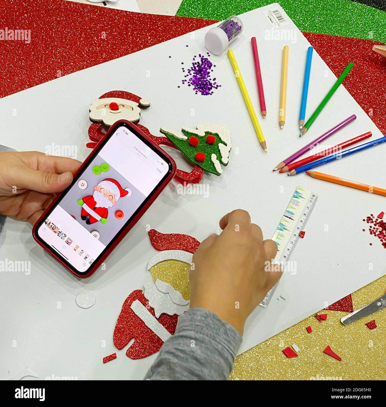 Doing crafts hi-res stock photography and images - Alamy