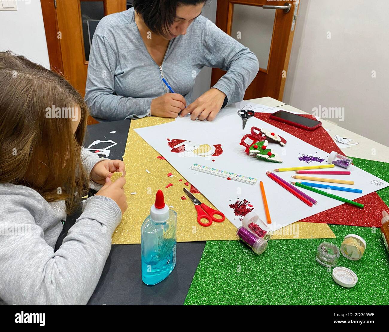 Girl doing crafts hi-res stock photography and images - Alamy
