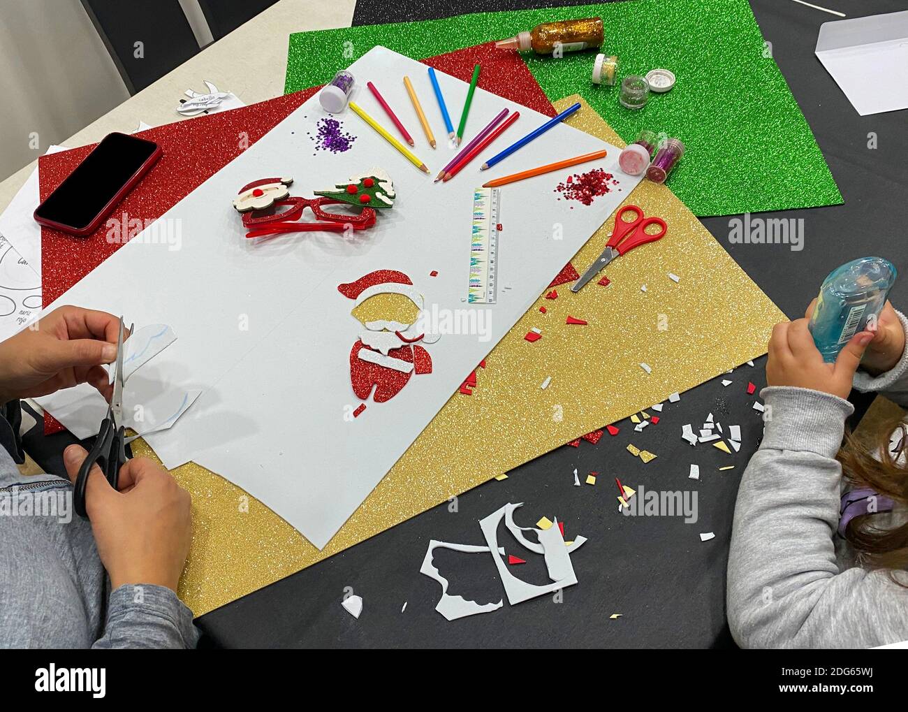 Girl doing crafts hi-res stock photography and images - Alamy