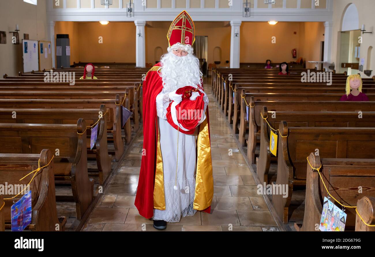 Eichenau, Germany. 24th Nov, 2020. Rudolf Mundl, professional Santa ...