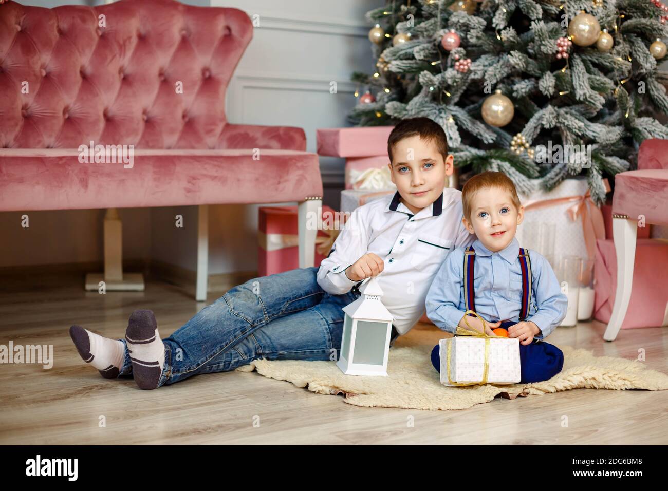 Kids opening presents under tree hi-res stock photography and images ...