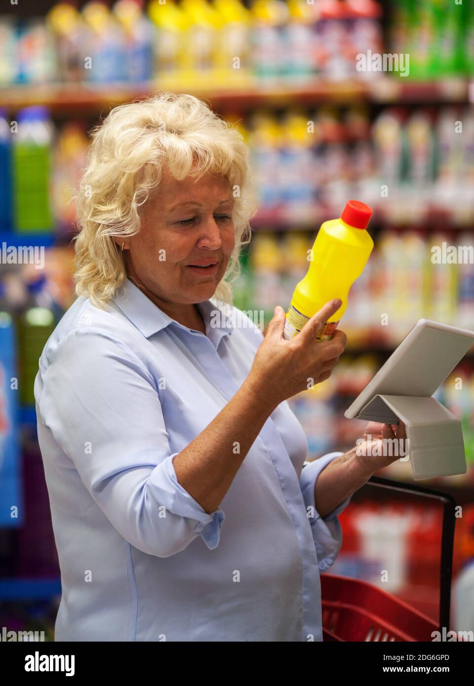 Consumer reading label hi-res stock photography and images - Alamy